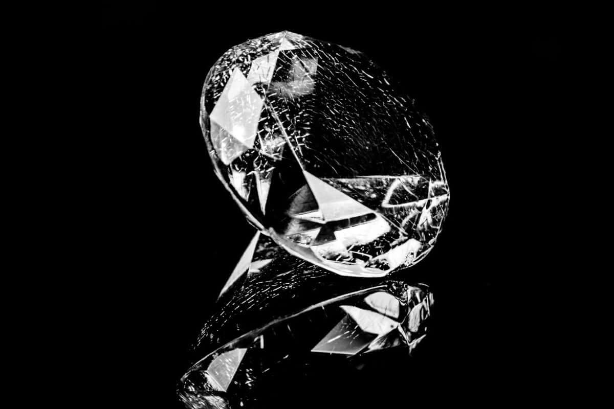 What is Internal Graining in Diamond Inclusions?